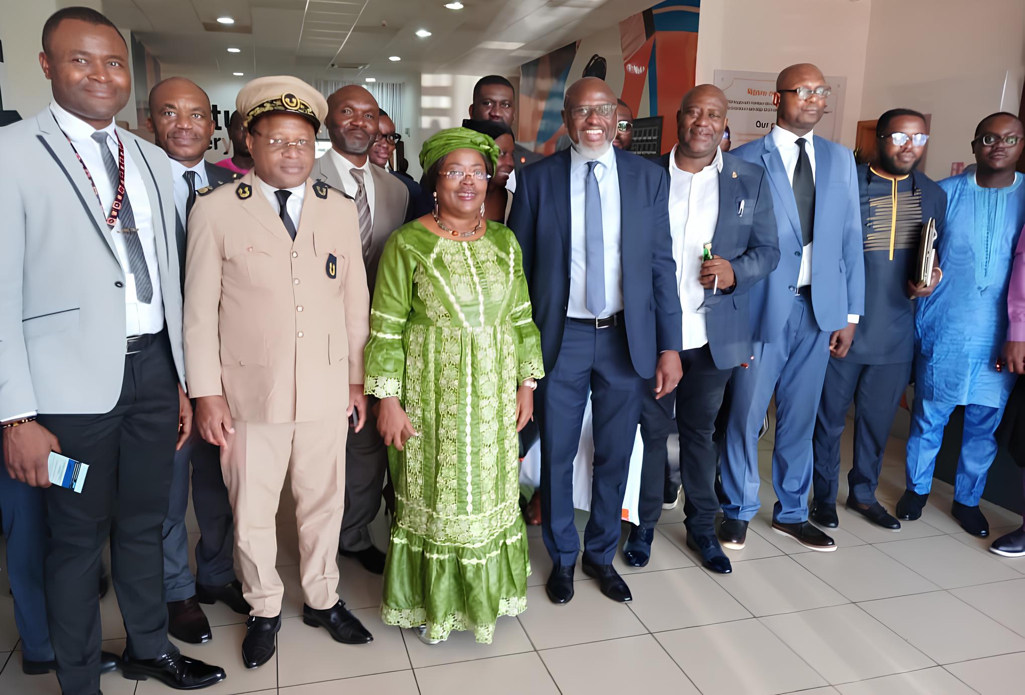 Fibre optique au Cameroun : La Ministre des Postes et ...